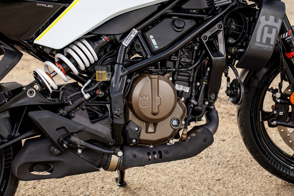 Triumph Speed 400 vs Royal Enfield HNTR 350 vs Husqvarna Vitpilen 401