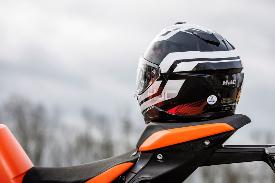 HJC i71 helmet | Comfortable and surprisingly good value