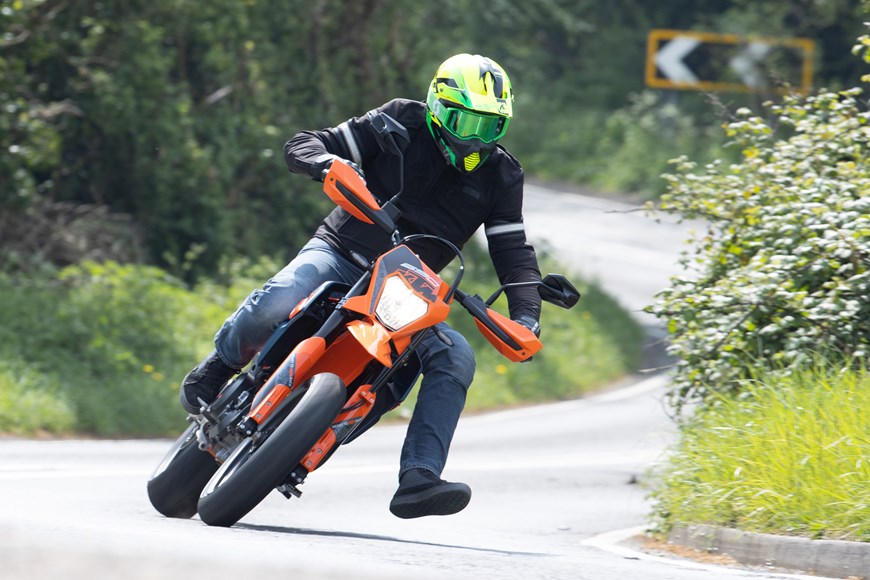 2024 Ducati Hypermotard 698 Mono RVE vs 2024 KTM 690 SMC R