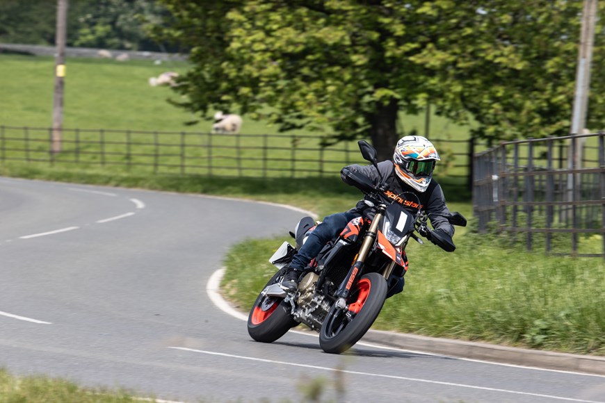 2024 Ducati Hypermotard 698 Mono RVE vs 2024 KTM 690 SMC R