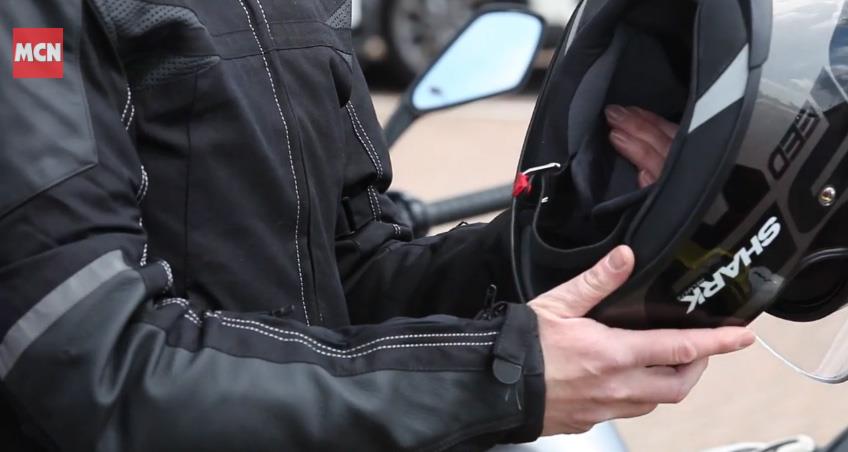 Video: How to take your helmet on and off without undoing the D-ring