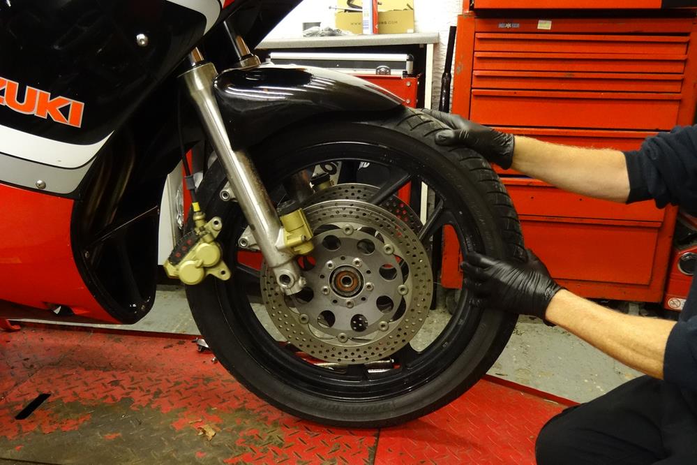 How to replace your own motorbike fork seals | MCN guide