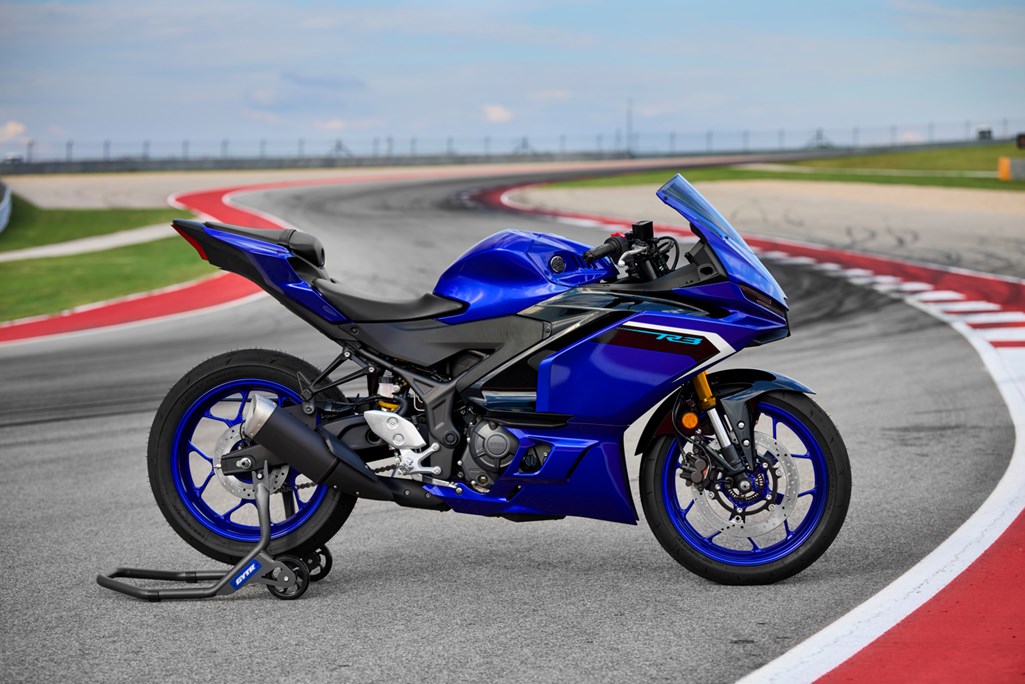 Yamaha’s 2025 R3 sportsbike gains aero, new tech, and more