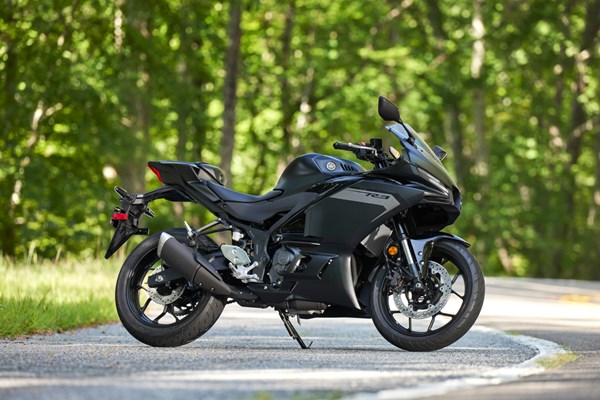 Yamaha’s 2025 R3 sportsbike gains aero, new tech, and more