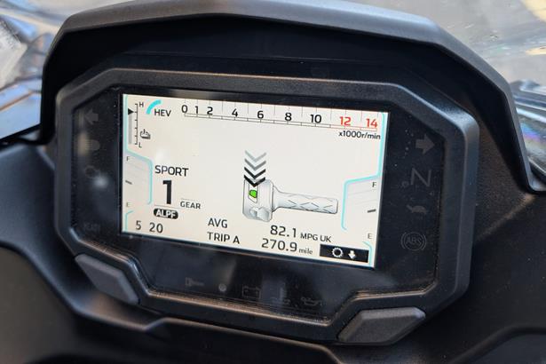 Testing a Kawasaki Ninja 7 Hybrid's max range on both fuels