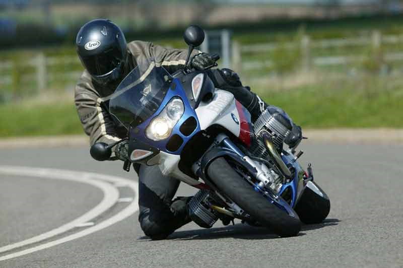 BMW R1100S (1999-2005) Review | Speed, Specs & Prices