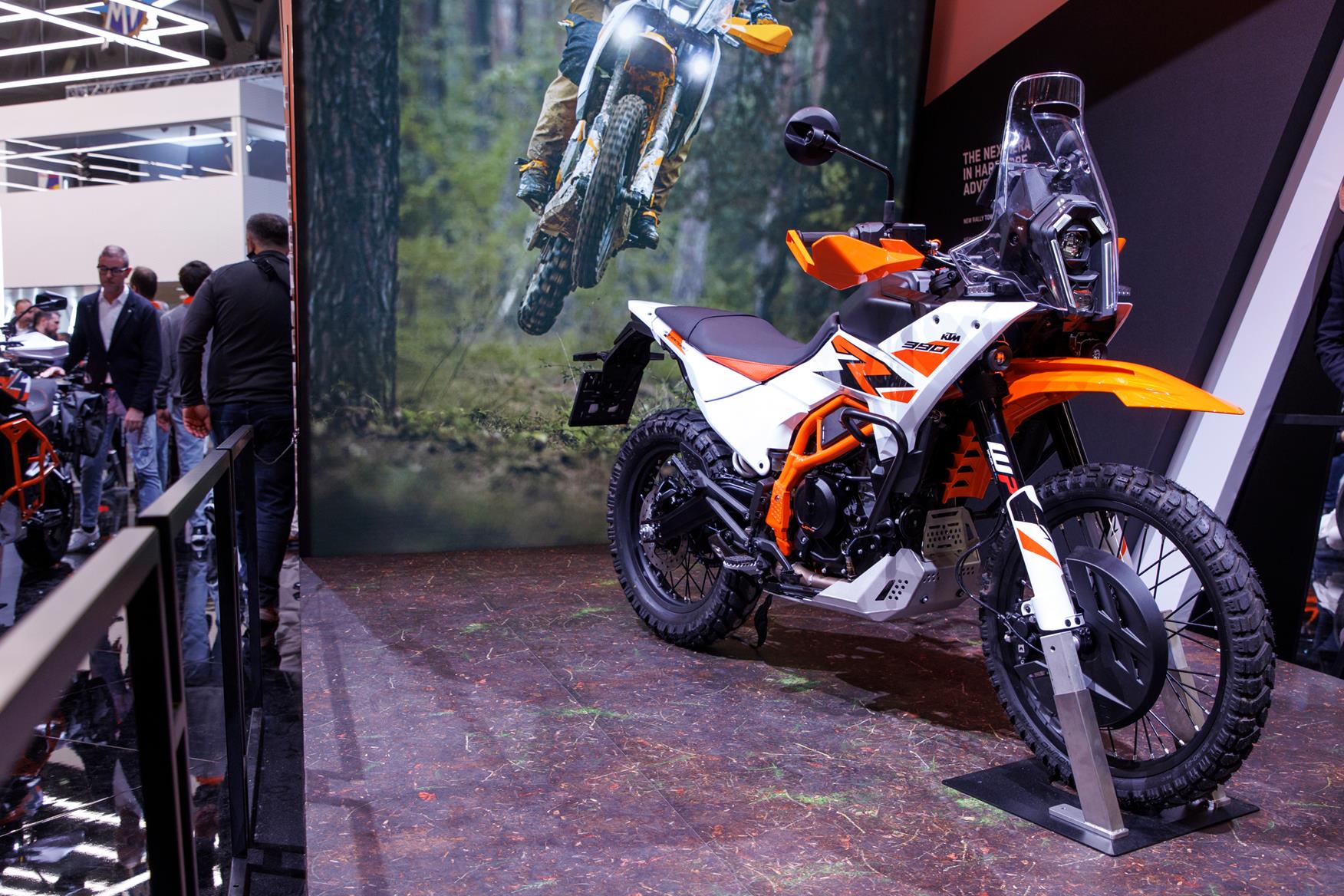 KTM reveal 390 Adventure R and confirm road-based sibling