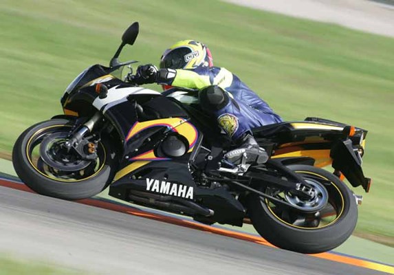 YAMAHA R6 (2004-2005) Review | Speed, Specs & Prices