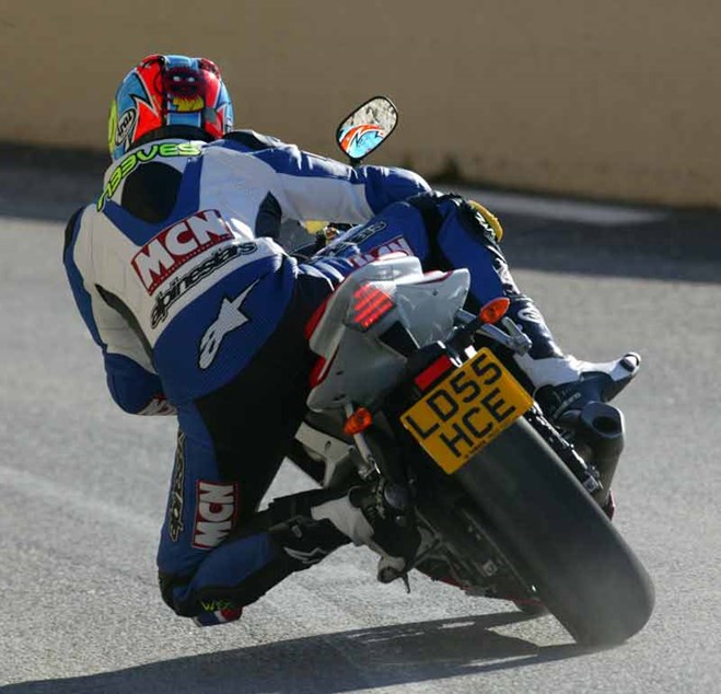 YAMAHA R6 (2006-2007) Review | Speed, Specs & Prices