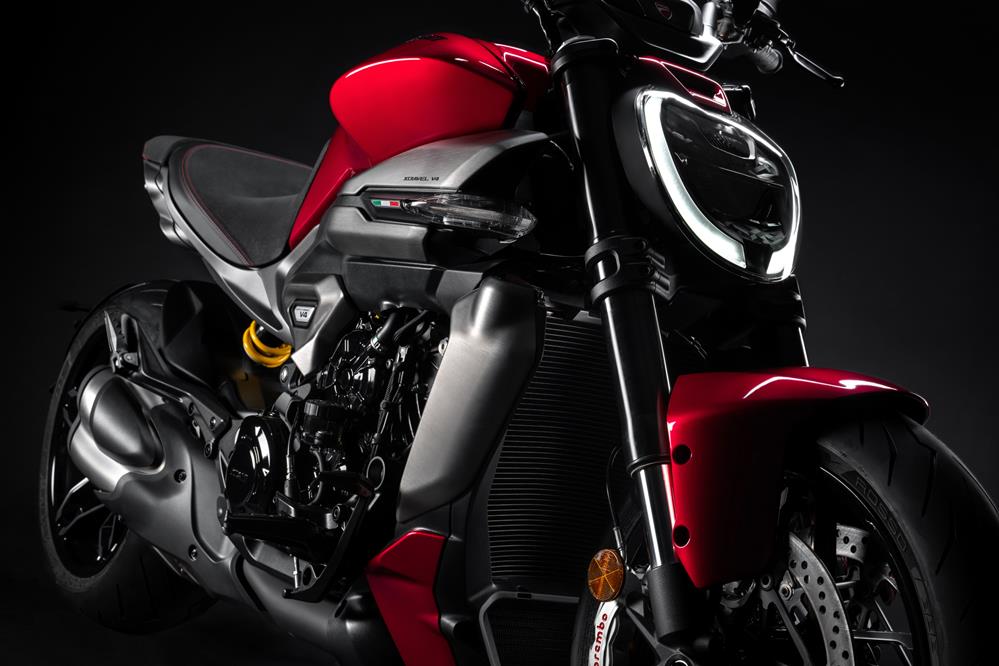 Ducati add to their cruiser line-up with new XDiavel V4
