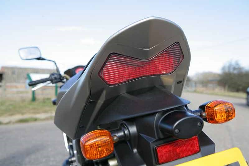 KAWASAKI Z1000 (2004-2006) Review | Speed, Specs & Prices