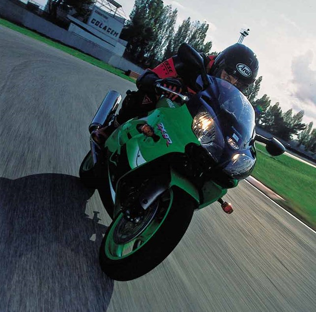 Kawasaki ZX9R (1994-2002) Review | Speed, Specs & Prices