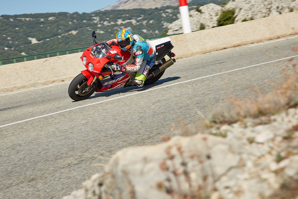 HONDA RC45 (1994-1999) Review | Speed, Specs & Prices