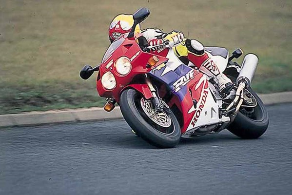 HONDA RC45 (1994-1999) Review | Speed, Specs & Prices