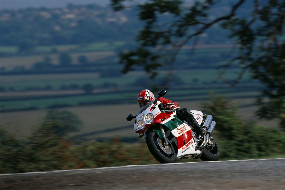 HONDA RC45 (1994-1999) Review | Speed, Specs & Prices