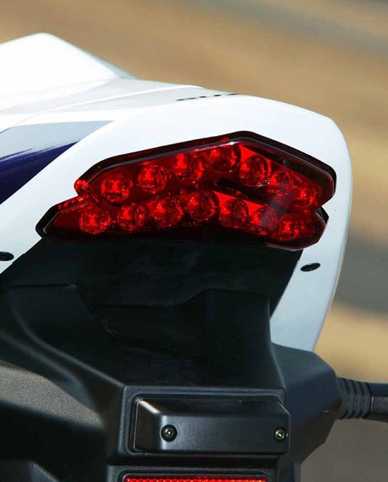 SUZUKI GSX-R750 (2004-2005) Review | Specs & Prices