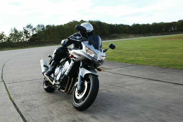 YAMAHA FZS1000 FAZER (2000-2005) Review, Specs & Prices