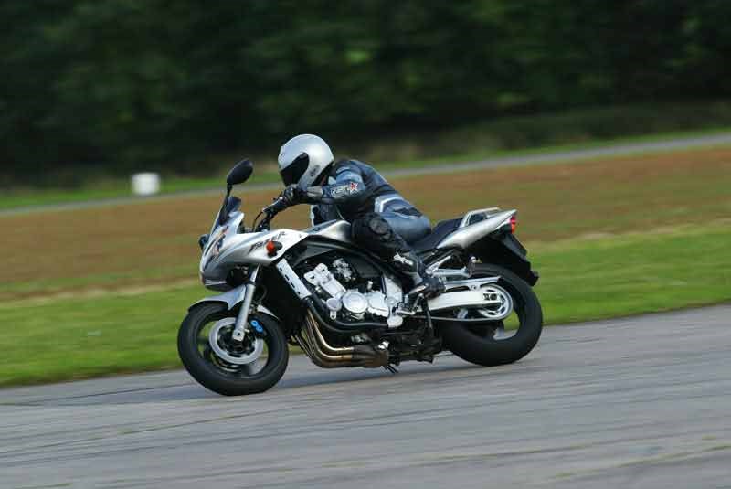 YAMAHA FZS1000 FAZER (2000-2005) Review, Specs & Prices