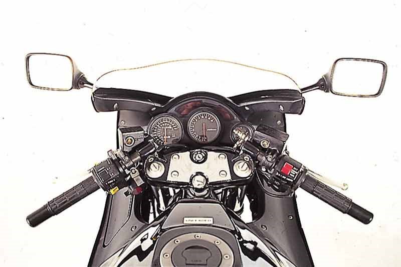 SUZUKI RF900 (1995-1999) Review | Speed, Specs & Prices