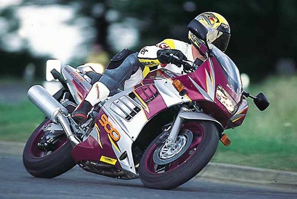 SUZUKI RF900 (1995-1999) Review | Speed, Specs & Prices