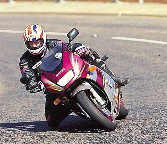 SUZUKI RF900 (1995-1999) Review | Speed, Specs & Prices