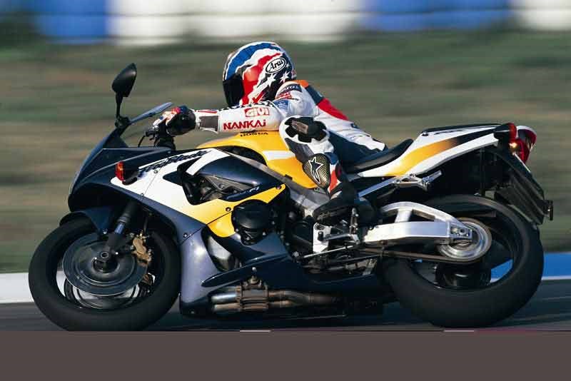 HONDA CBR900RR FIREBLADE (2000-2001) Motorcycle Review