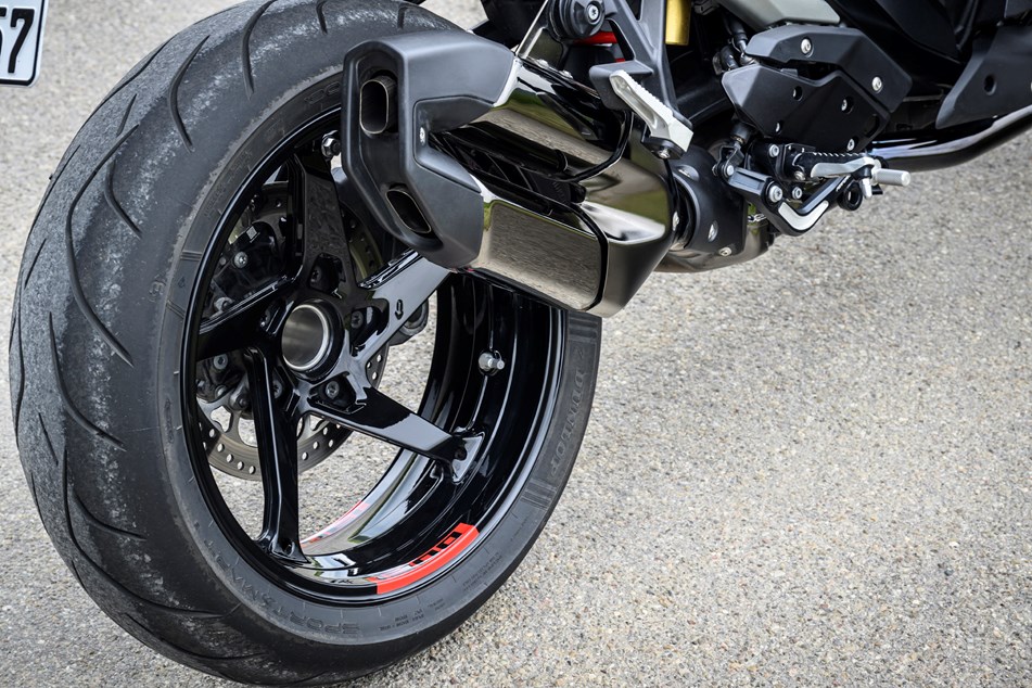 2025-on BMW R1300R review: New suspension tech and engine