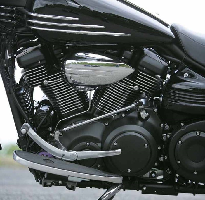 YAMAHA XV1900 MIDNIGHT STAR (2006 - on) Review