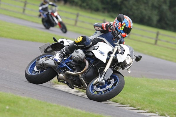 BMW HP2 MEGAMOTO (2007-2010) Review | Specs & Prices