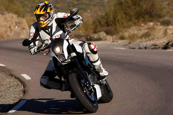 KTM 690 DUKE (2008-2011) Review | Speed, Specs & Prices