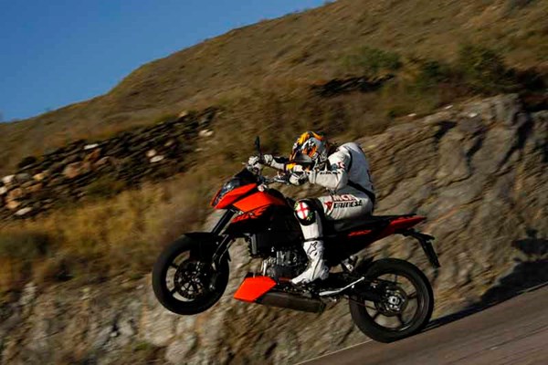 KTM 690 DUKE (2008-2011) Review | Speed, Specs & Prices