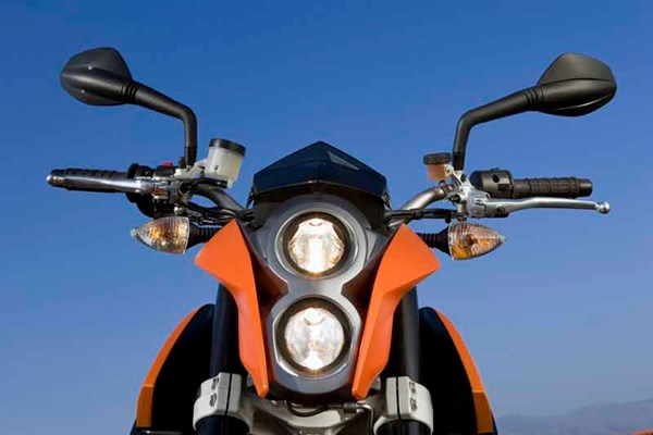 KTM 690 DUKE (2008-2011) Review | Speed, Specs & Prices