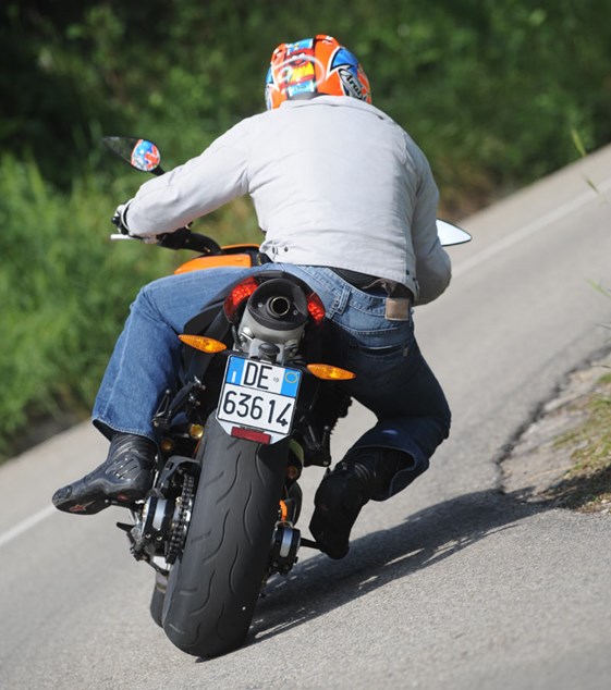 BENELLI TNT 899 (2008-on) Review | Speed, Specs & Prices