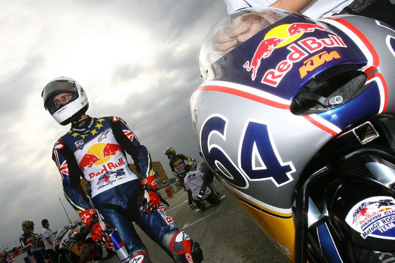 Matt Hoyle improves but crashes in Valencia