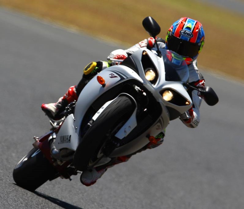 YAMAHA R1 (2009-2011) Review | Speed, Specs & Prices