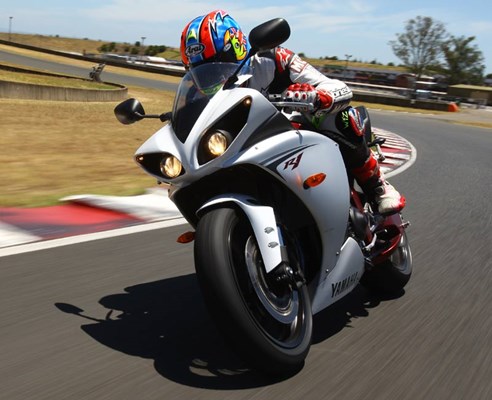 YAMAHA R1 (2009-2011) Review | Speed, Specs & Prices