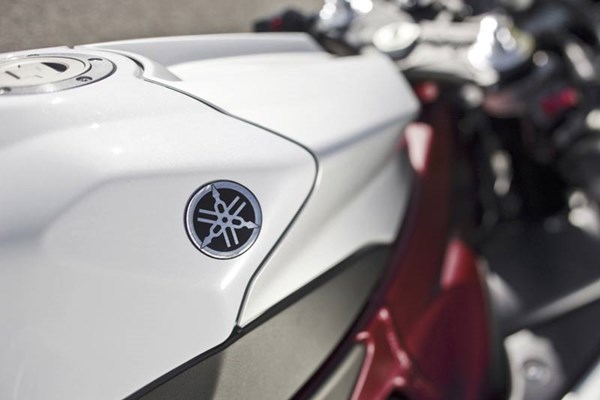 YAMAHA R1 (2009-2011) Review | Speed, Specs & Prices