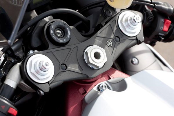 YAMAHA R1 (2009-2011) Review | Speed, Specs & Prices