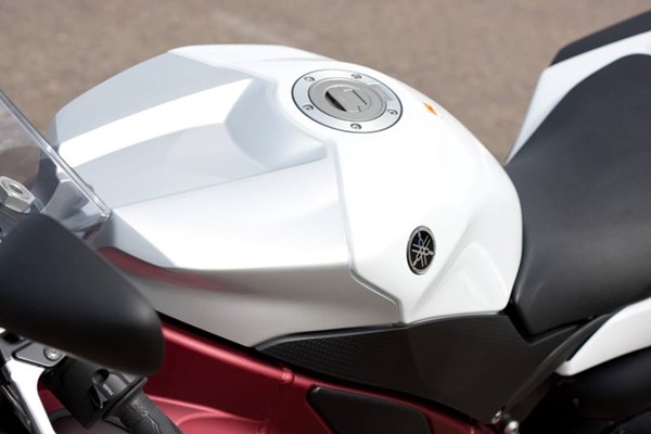 YAMAHA R1 (2009-2011) Review | Speed, Specs & Prices