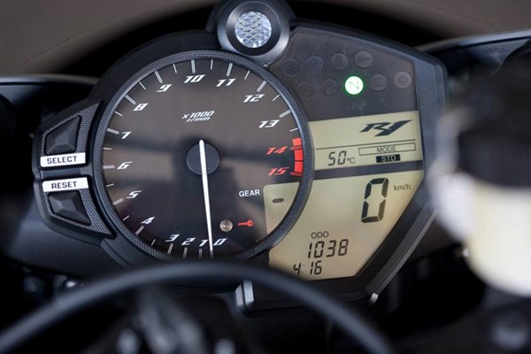 YAMAHA R1 (2009-2011) Review | Speed, Specs & Prices