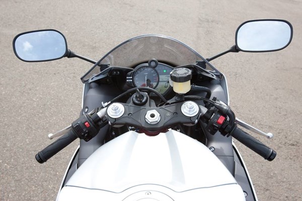 YAMAHA R1 (2009-2011) Review | Speed, Specs & Prices