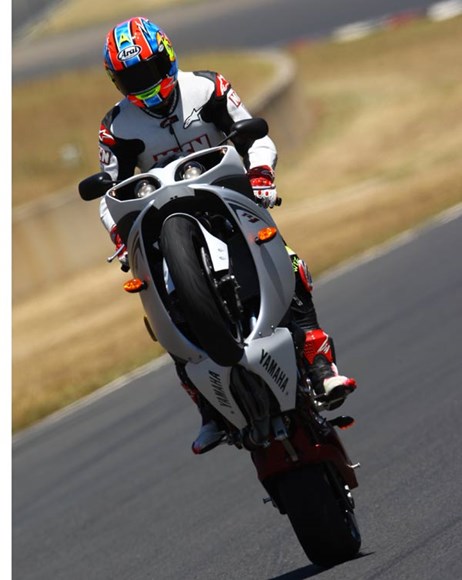 YAMAHA R1 (2009-2011) Review | Speed, Specs & Prices