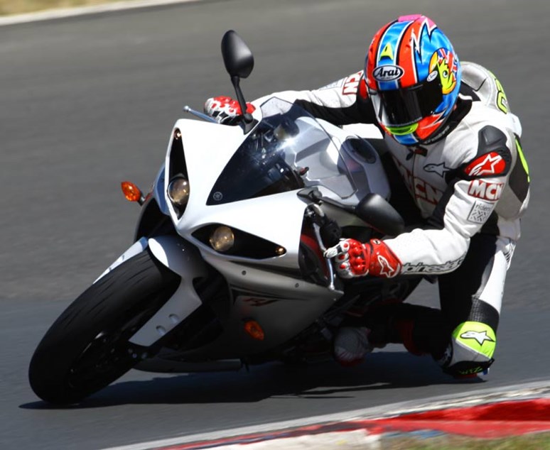 YAMAHA R1 (2009-2011) Review | Speed, Specs & Prices