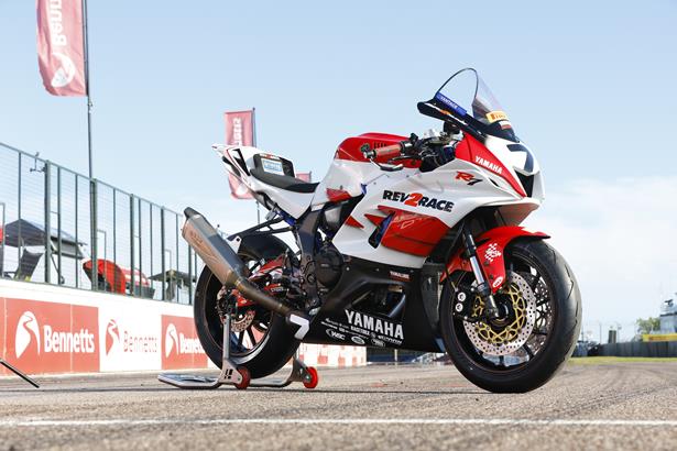 Yamaha R7 race bike uses livery inspired by 1999 YZF-R7 OW02
