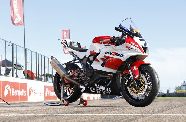 Yamaha R7 race bike uses livery inspired by 1999 YZF-R7 OW02