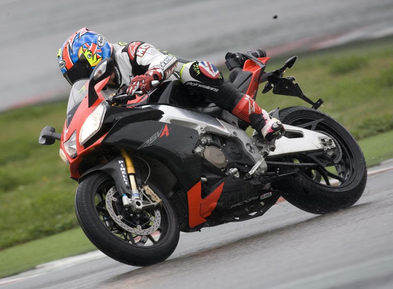 APRILIA RSV4 FACTORY (2009-2010) Review, Specs & Prices | MCN