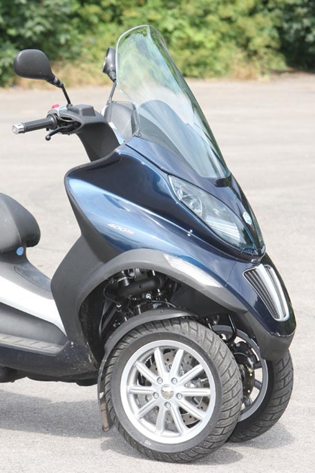 PIAGGIO MP3 400 (2008-on) Review | Speed, Specs & Prices