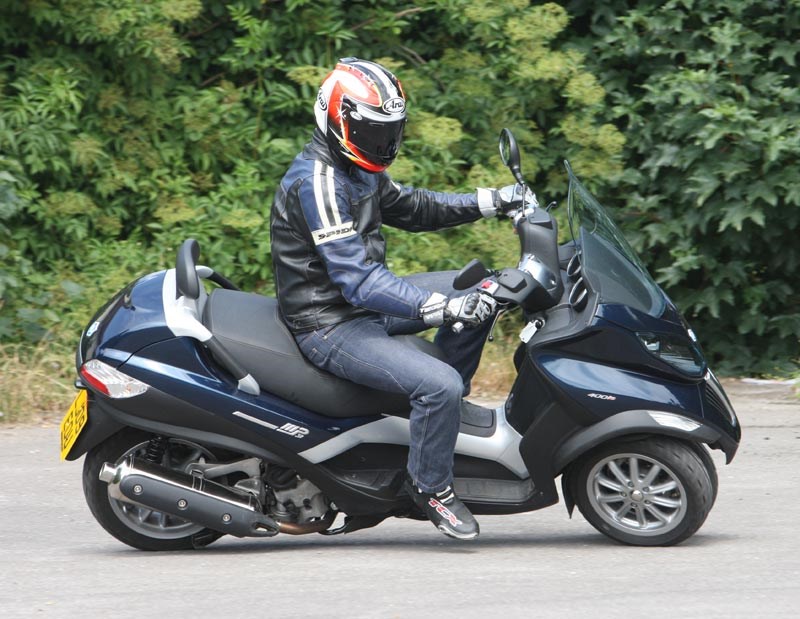 PIAGGIO MP3 400 (2008-on) Review | Speed, Specs & Prices
