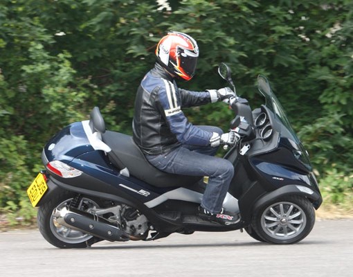 PIAGGIO MP3 400 (2008-on) Review | Speed, Specs & Prices