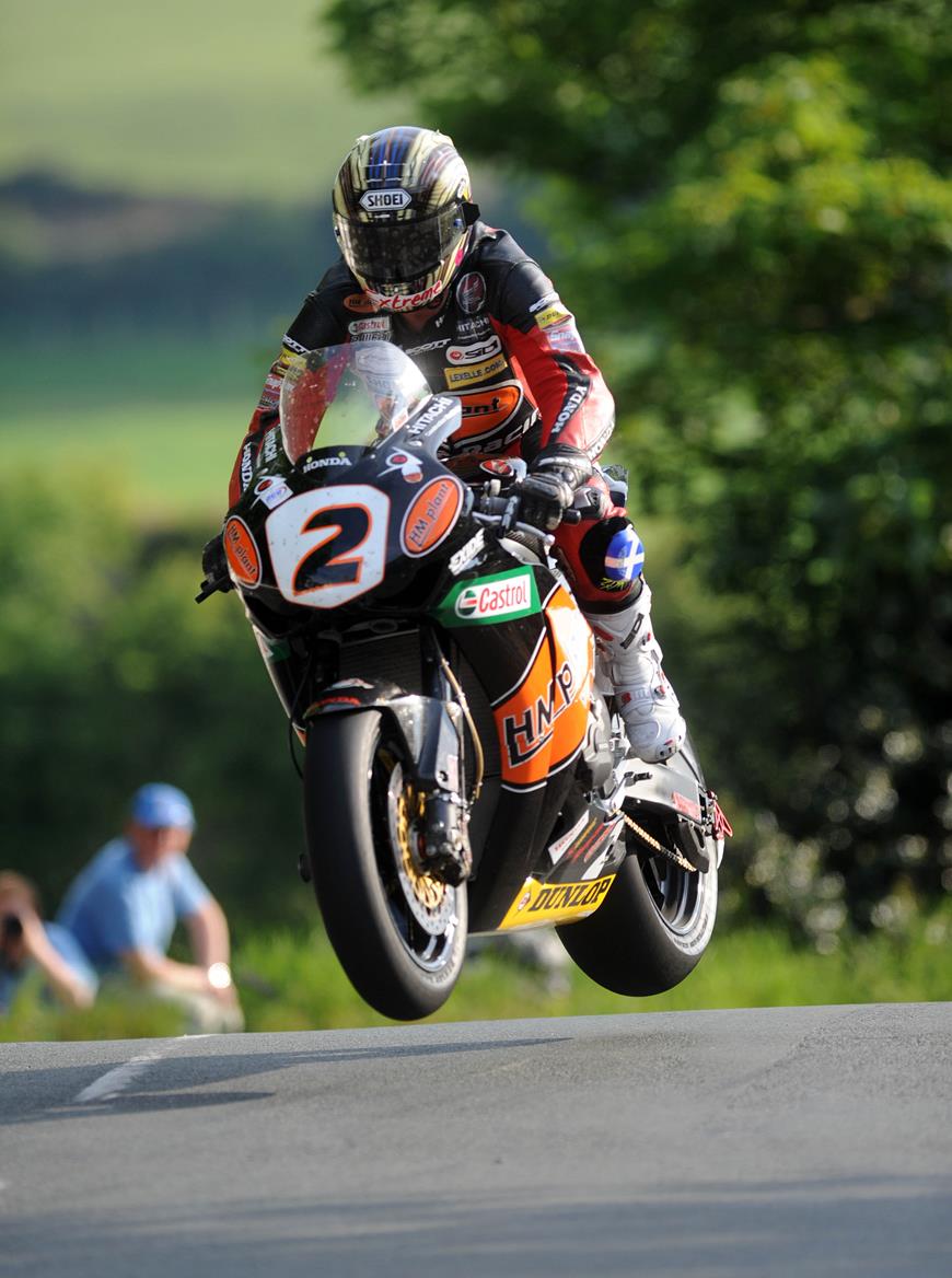 McGuinness wins TT Superbike race